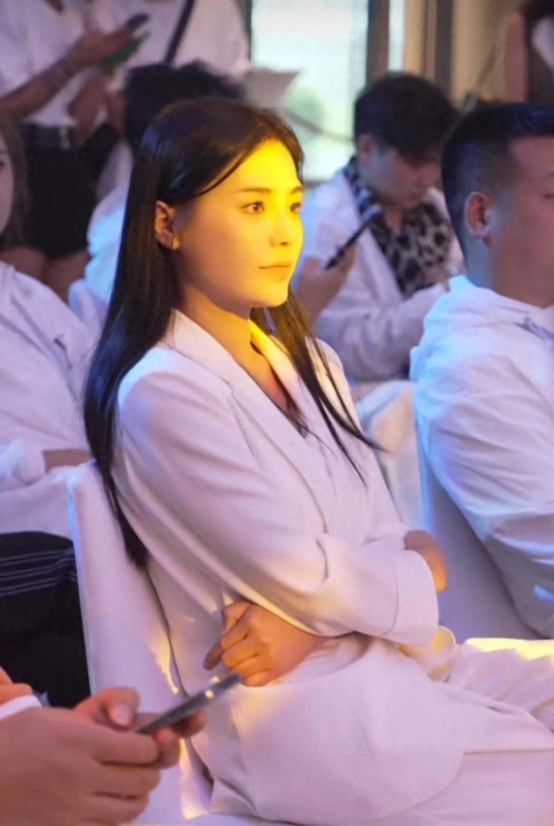 "Live broadcast collaboration between Fan Xiaohui'er and Rosamund Kwan ...