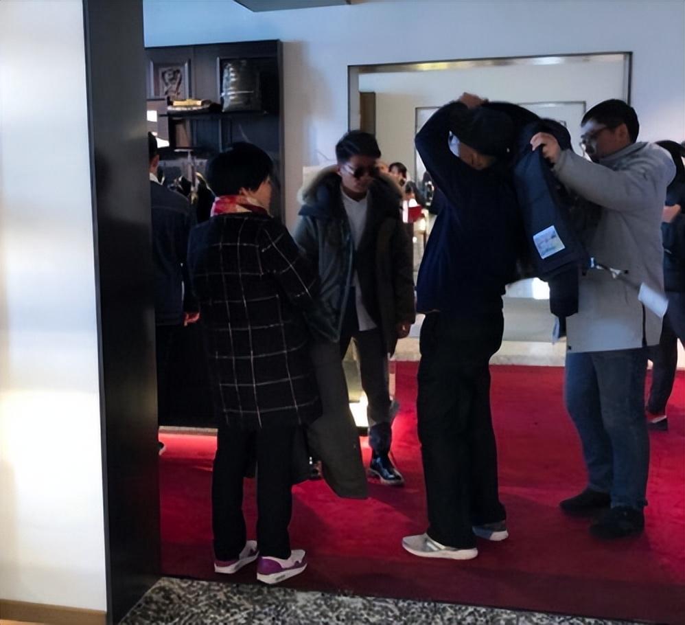 Ma Rong happily welcomes Song Zhe after he is released from prison ...