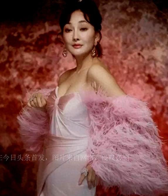 47-year-old Niu Li posted sexy low-cut photos, her exquisite curves are so superior - iNEWS