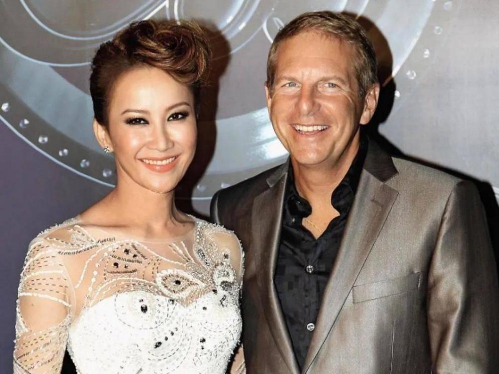 After listening to "Full River Red" that year, Coco Lee was shocked ...