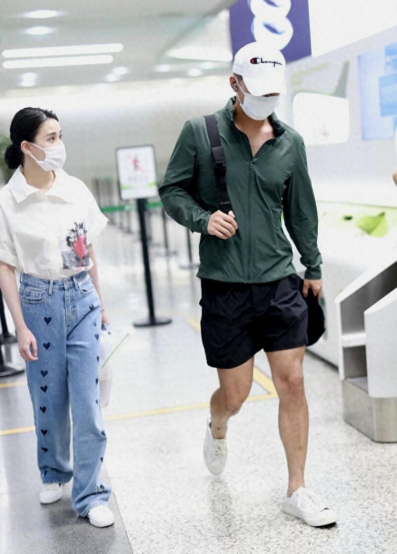 He Chaolian and Dou Xiao walked out of the airport. They changed their ...