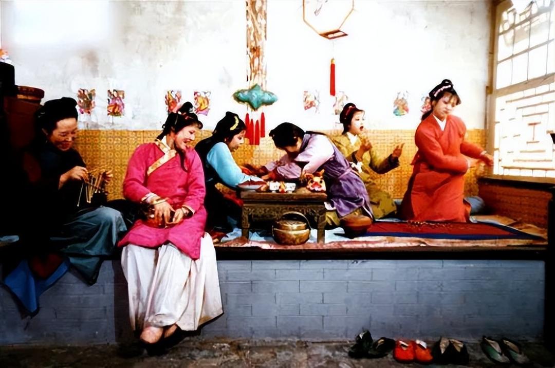 Reading "A Dream of Red Mansions": What did the Hua family give to ...