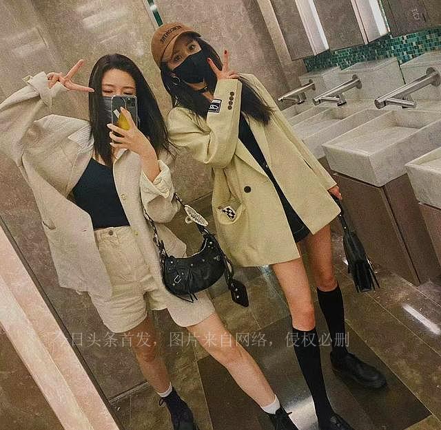 Yang Mi went shopping with her best friend. She was chatted by a ...