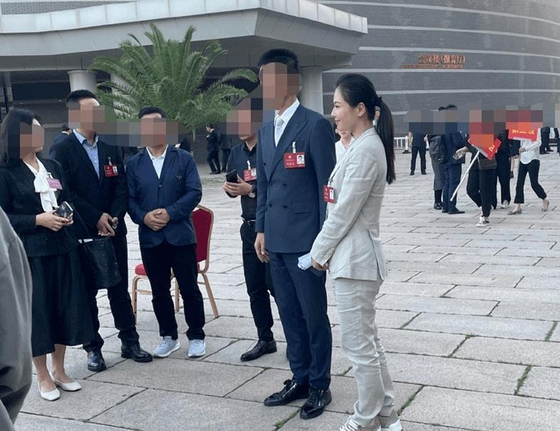 Liu Tao was originally photographed outside the venue. He was wearing a ...