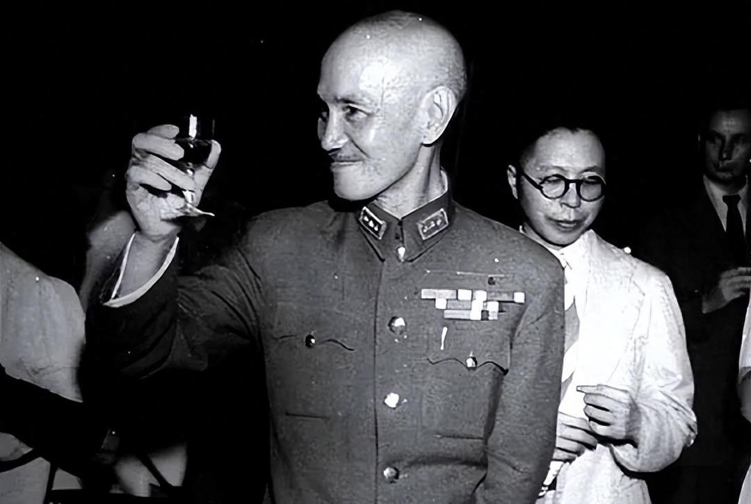 Li Zongren invited Chiang Kai-shek to dinner and felt very angry. A few ...
