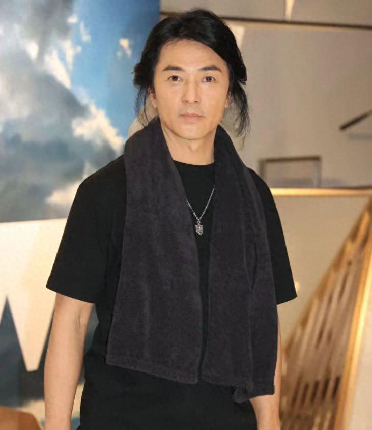 Ekin Cheng's wife has completely transformed into an aunt. She looks ...
