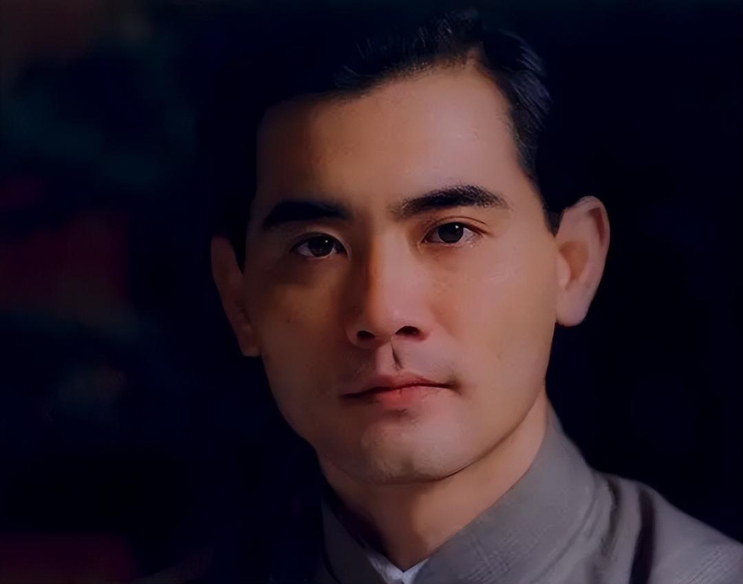 Zhou Xun and Chen Hong fell in love with him at first sight. They never ...