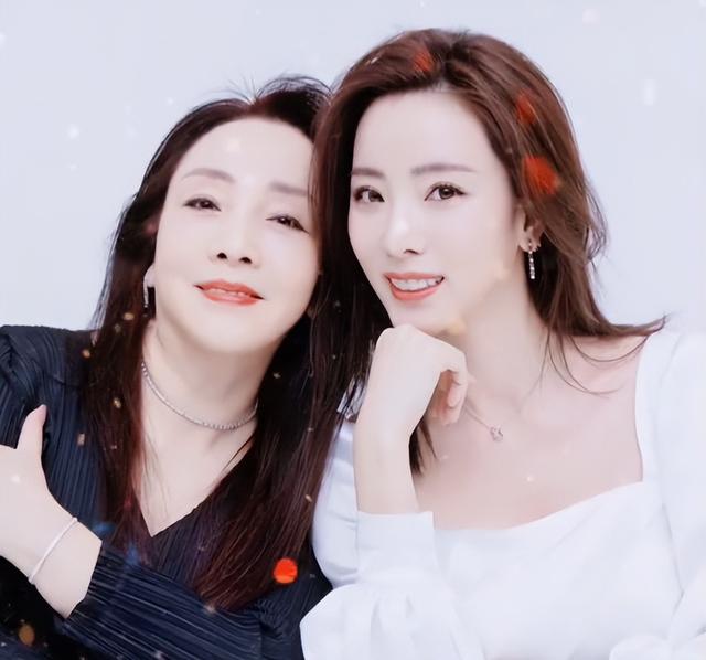 CCTV host Li Sisi celebrated her mother and grandmother's birthday! 3 ...