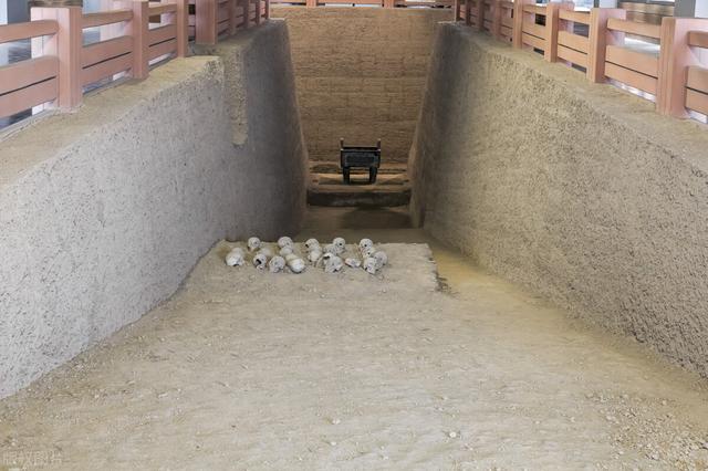 What objects did the tomb robbers steal when they entered the tomb in ...