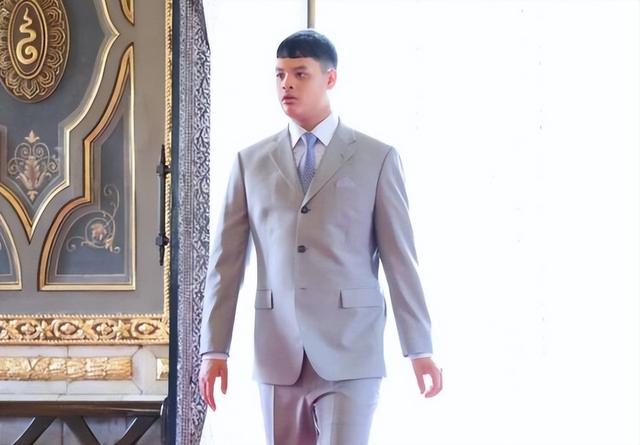 At the age of 17, he paid tribute to the king of monks and handled ...