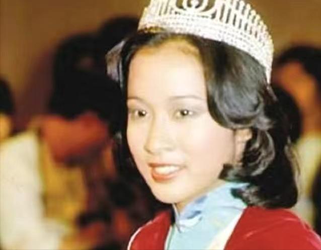 Zhu Lingling and her wealthy businessman husband attended the dinner ...