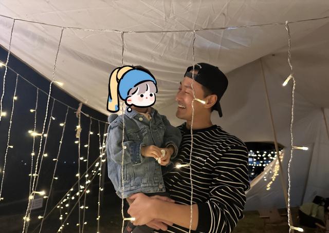 Zhang Xinyue takes a family photo, Lin Feng sits on the ground playing ...