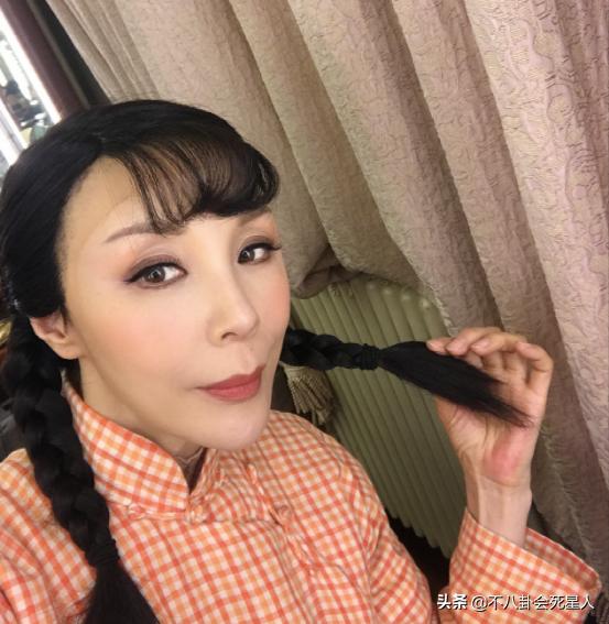 60-year-old Wu Gang's face is swollen and stiff, his wife has a sharp ...