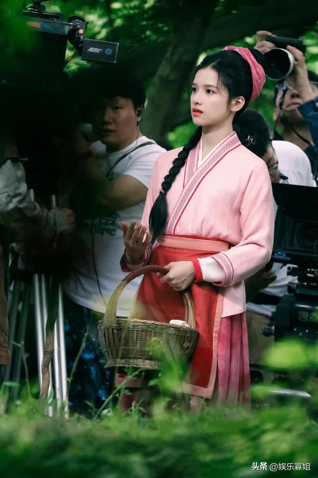 Zhang Jingyi's "Xihuazhi" was filmed by Reuters, she was dressed in a ...