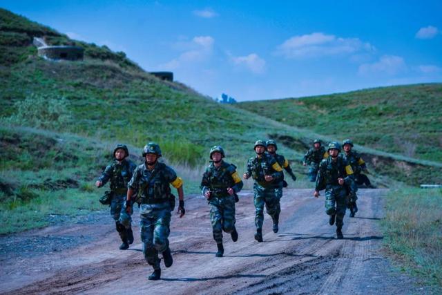 The border soldiers graduated from the beginning and went to the front ...