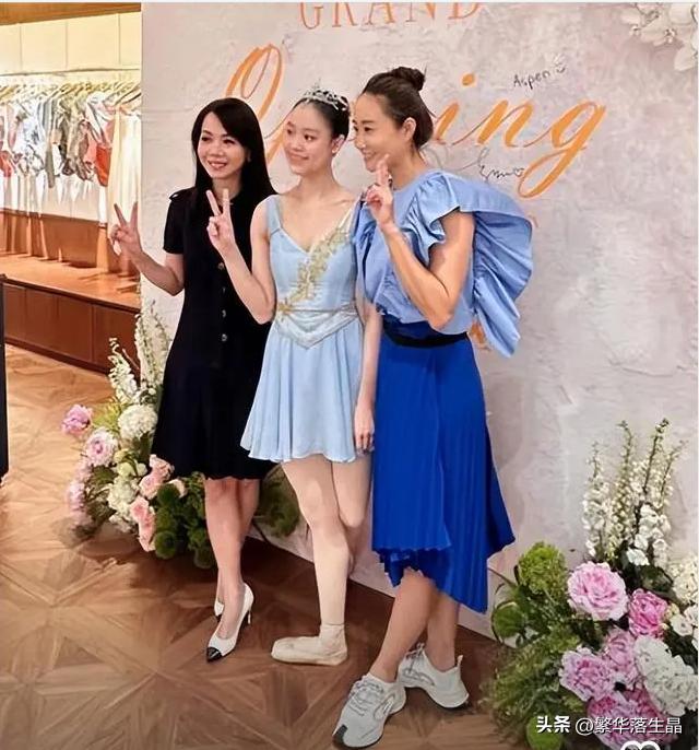 Lu Lijun and Liu Xiuying took a rare group photo, wearing a black dress ...