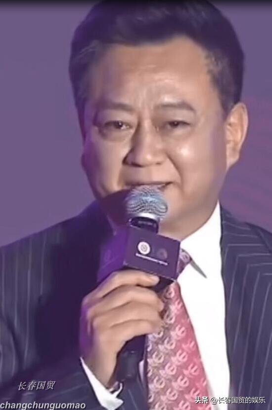 A recent photo of the 59-year-old host Zhu Jun was exposed, with a fat ...