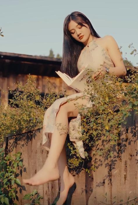 Internet celebrity Tang Xiaoyu wears a tulle tight-fitting cheongsam and jumps barefoot, causing ...