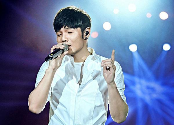 Li Ronghao shows off his abdominal muscles, fans are too naughty and ...