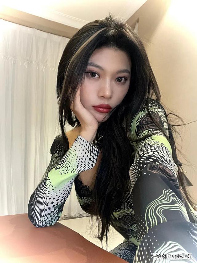 Yang and Su are suspected of being in love, but their girlfriend is ...