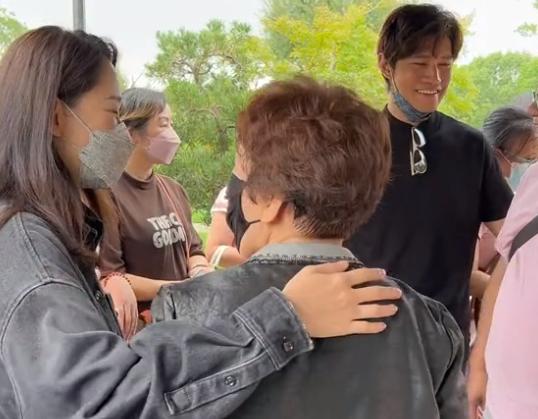 Chen Qiaoen and his wife went to the cemetery to worship Qiao Renliang ...