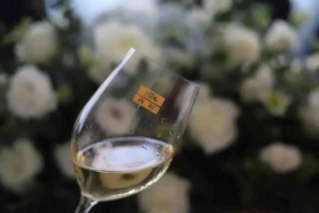 Gu Xiang, a glass of red wine invites you to fill in the blanks in your ...