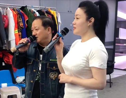 Guan Tingna's recent photos are obviously fat, and she sings a love song with Tang Jianjun. The ...