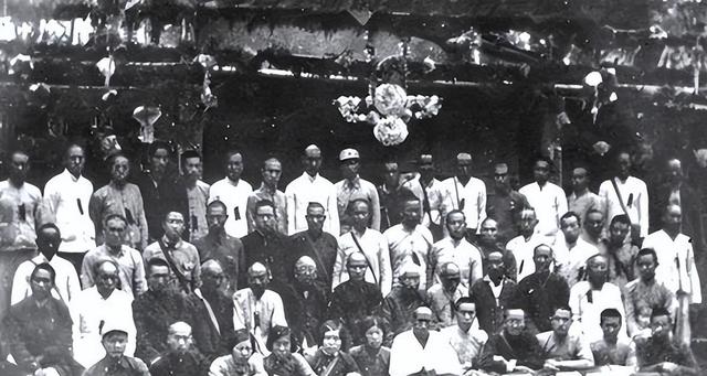 He took refuge in the "Gang of Four", Deng Gong persuaded him to turn ...