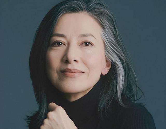 A 61-year-old model who loves to wear black and live a high-quality ...