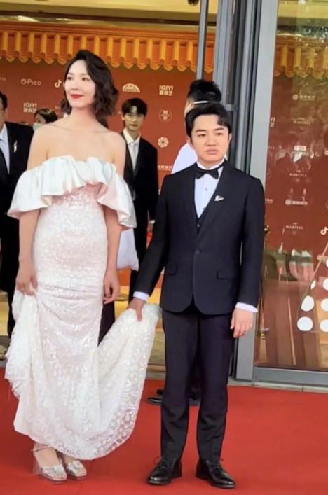 Li Yanan took photos of the red carpet of the Beijing Film Festival. - iNEWS