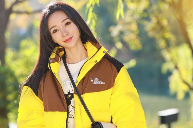 Liu Yan yellow cotton clothes outdoor sunshine photo - iNEWS
