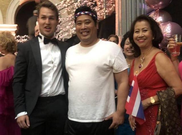 The second princess has a strong sense of presence. The floral skirt ...