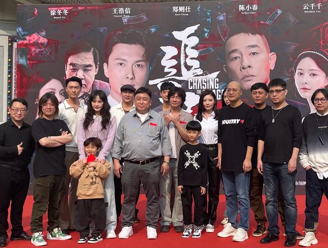 "Eternal Sky" hit the street, Wang Jing still held "Xiao Zhao" Yun Qianqian, and the "Chasing ...