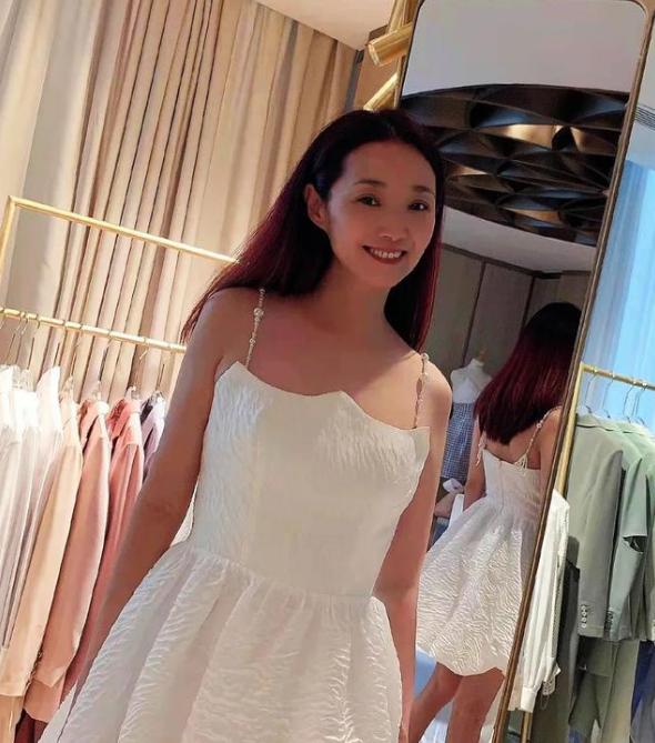 54-year-old Xu Qiuyi is well-maintained, her son is tall and handsome ...