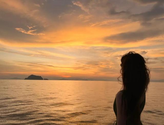 Ruan Ju posted beautiful photos of the sunset, and Chen Sicheng took ...