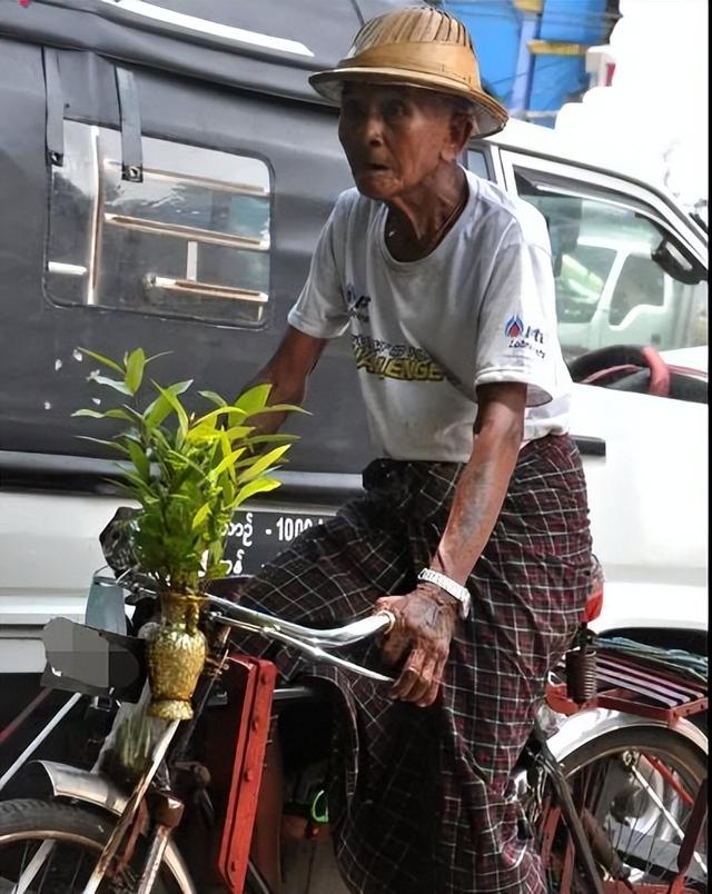 The 80-year-old Myanmar man earns a living by pulling rickshaws, and ...