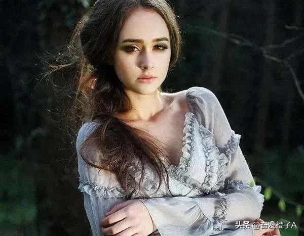 The mysterious Brazilian model Deborah Silva, with an angel face and a ...