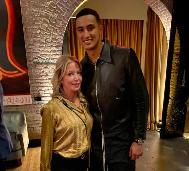 Beautiful woman has an appointment!Kuzma and Jenny Buss exchange ...