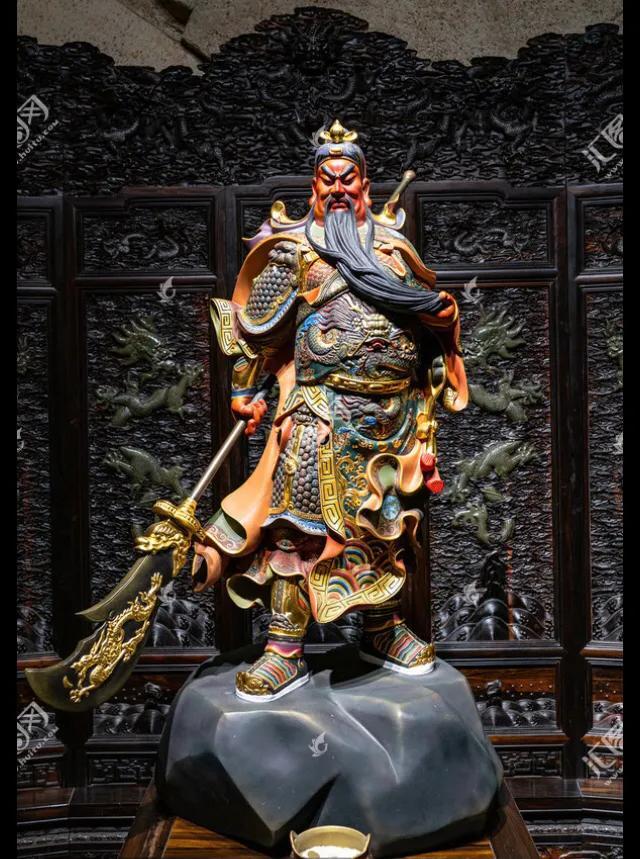What is the meaning of businessman worshipping Guan Gong statue?A Brief ...