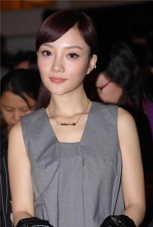Li Xiaolu's new love affair was exposed, and she was photographed going to a hotel with her ...