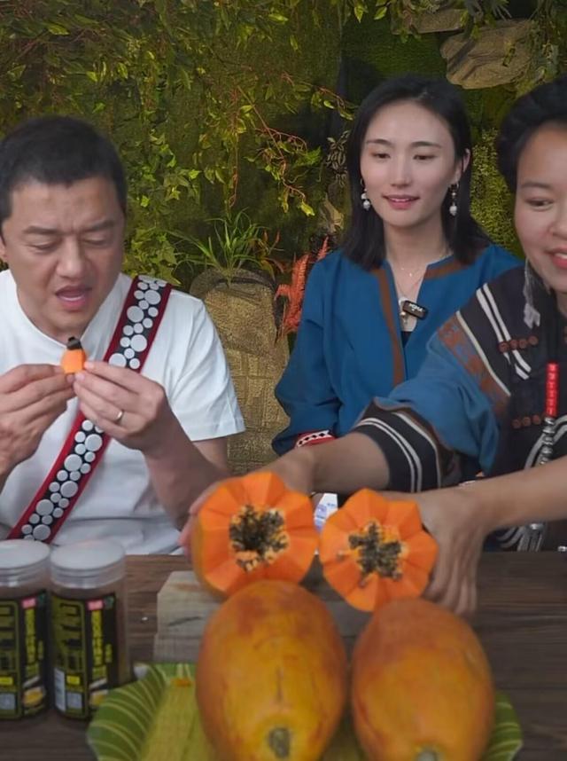 Li Yapeng and his wife brought goods together for the first time ...