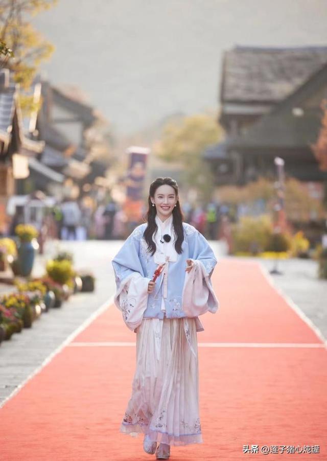 Jin Chen put Hanfu on the red carpet!Playful, cute and dignified - iNEWS