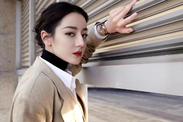 Di Lieba's female tyrant looks online, wearing a plain suit and wide ...