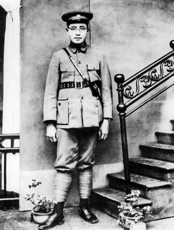 In 1916, Liu Bocheng's right eye suffered from muscle rot, but he ...