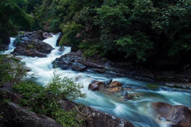 The world's first strange waterfall - Huangshan Jiulong Waterfall - iNEWS