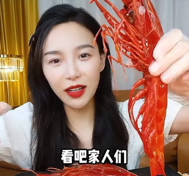 Xiaobei is hungry. Her husband outside the circle rarely shows up. She dresses stylishly and has ...