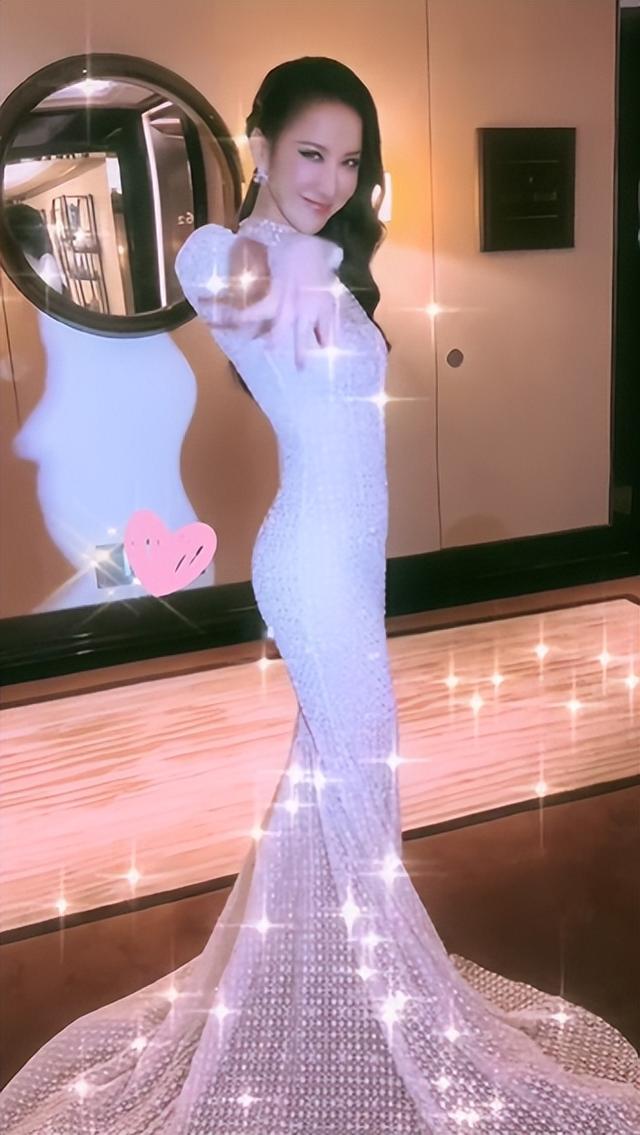 47-year-old Coco Li shows off her S-shaped body in a tight skirt, her ...