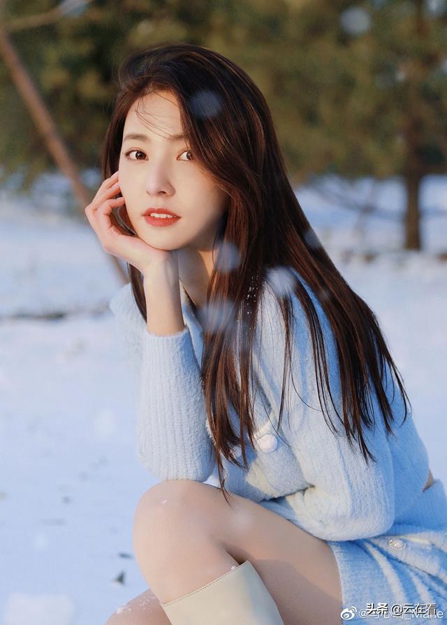 Beautiful actress Ma Xinrui takes pictures of the snow scene outdoors ...