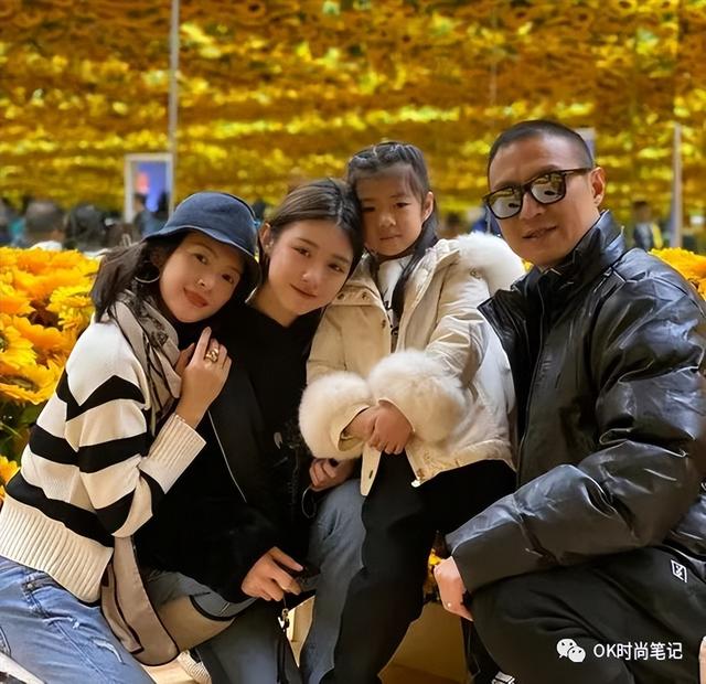 51-year-old Wang Feng accompanies his parents-in-law to go shopping and ...