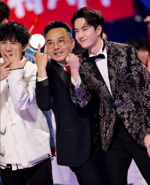 Show Luo officially returns, singing and dancing for the finale for 20 ...